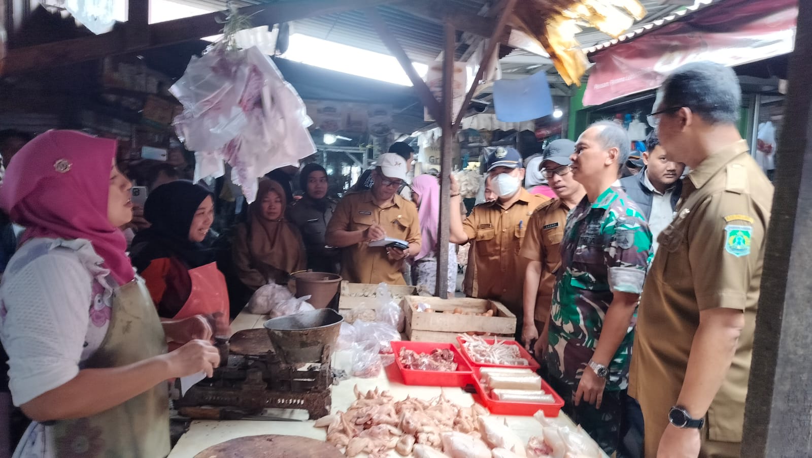 Kasdim Bersama Forkopimda Cek Langsung Harga Sembako - Media Pasuruan